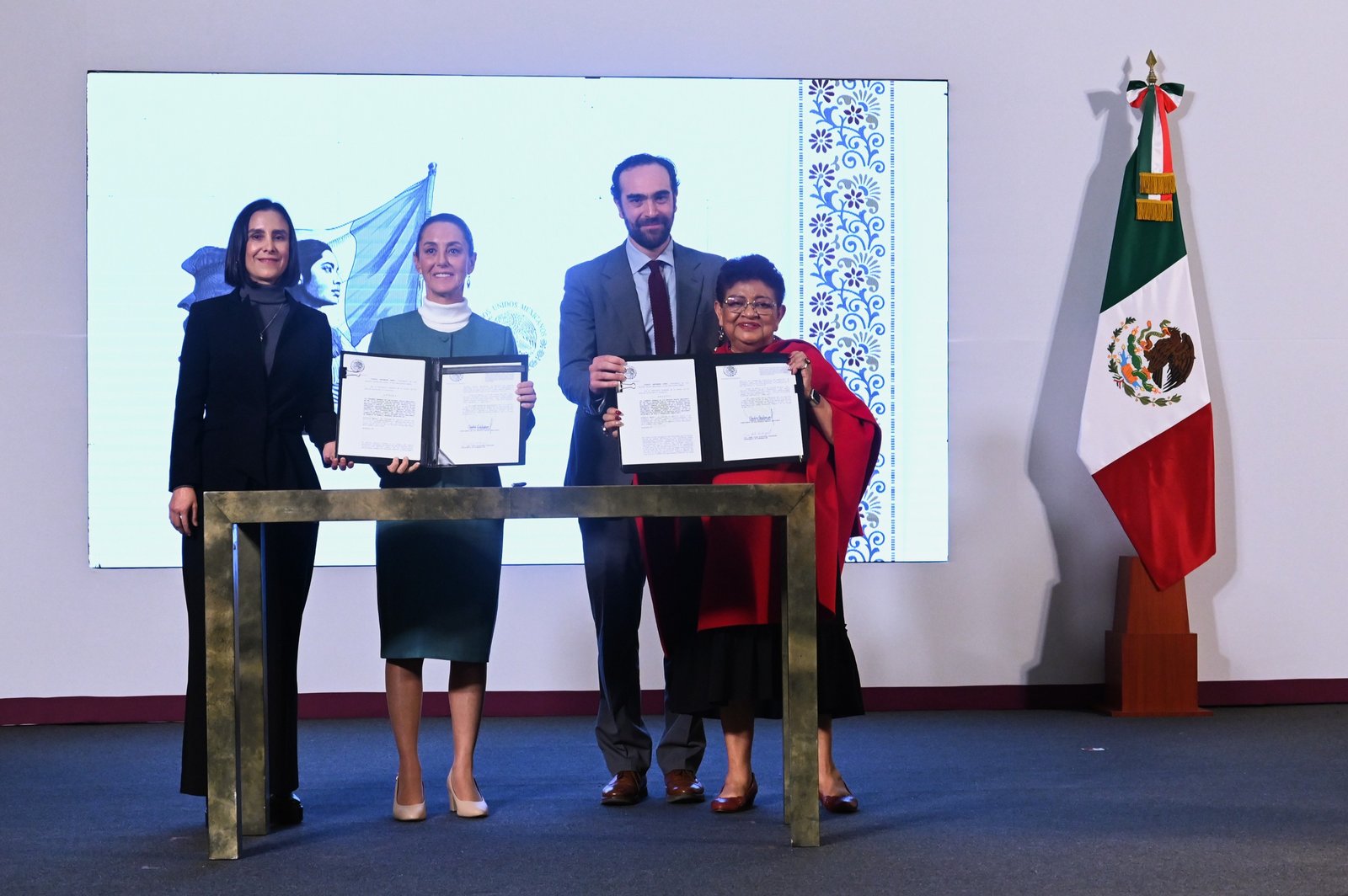Presidenta Sheinbaum firma decreto para que CFE y Pemex sean nuevamente ...